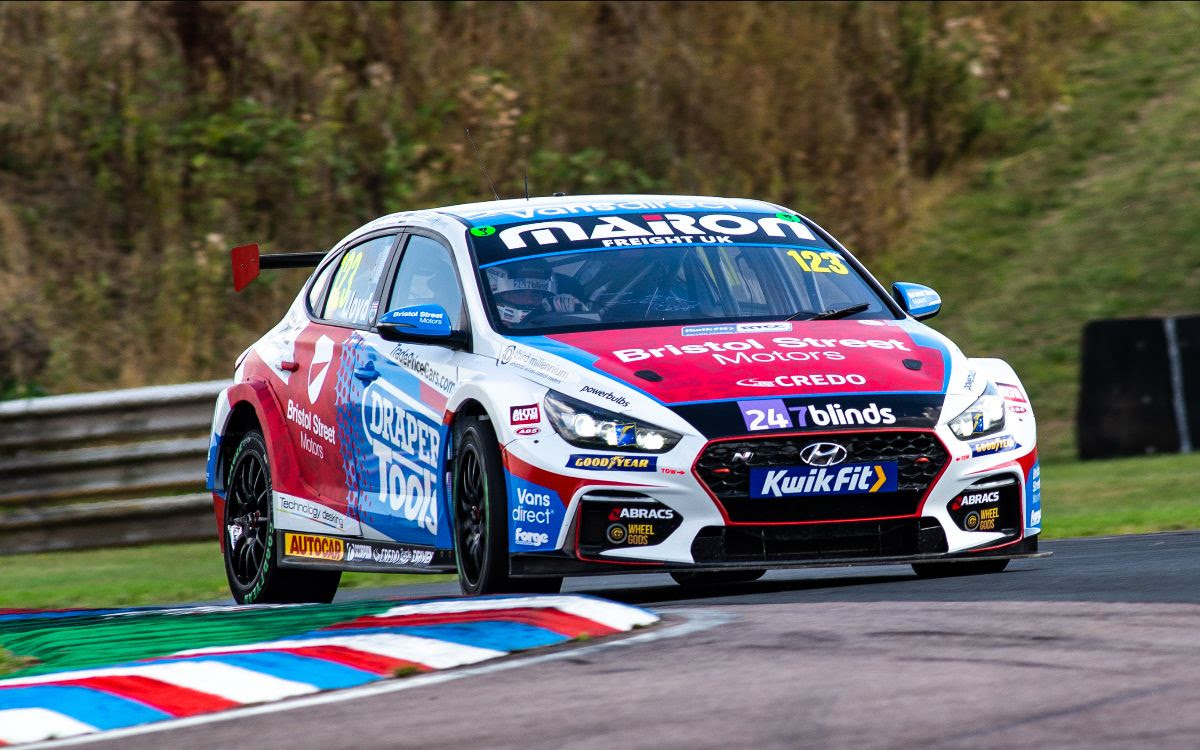 Daniel Lloyd battles hard for Thruxton points - Daniel Lloyd Racing